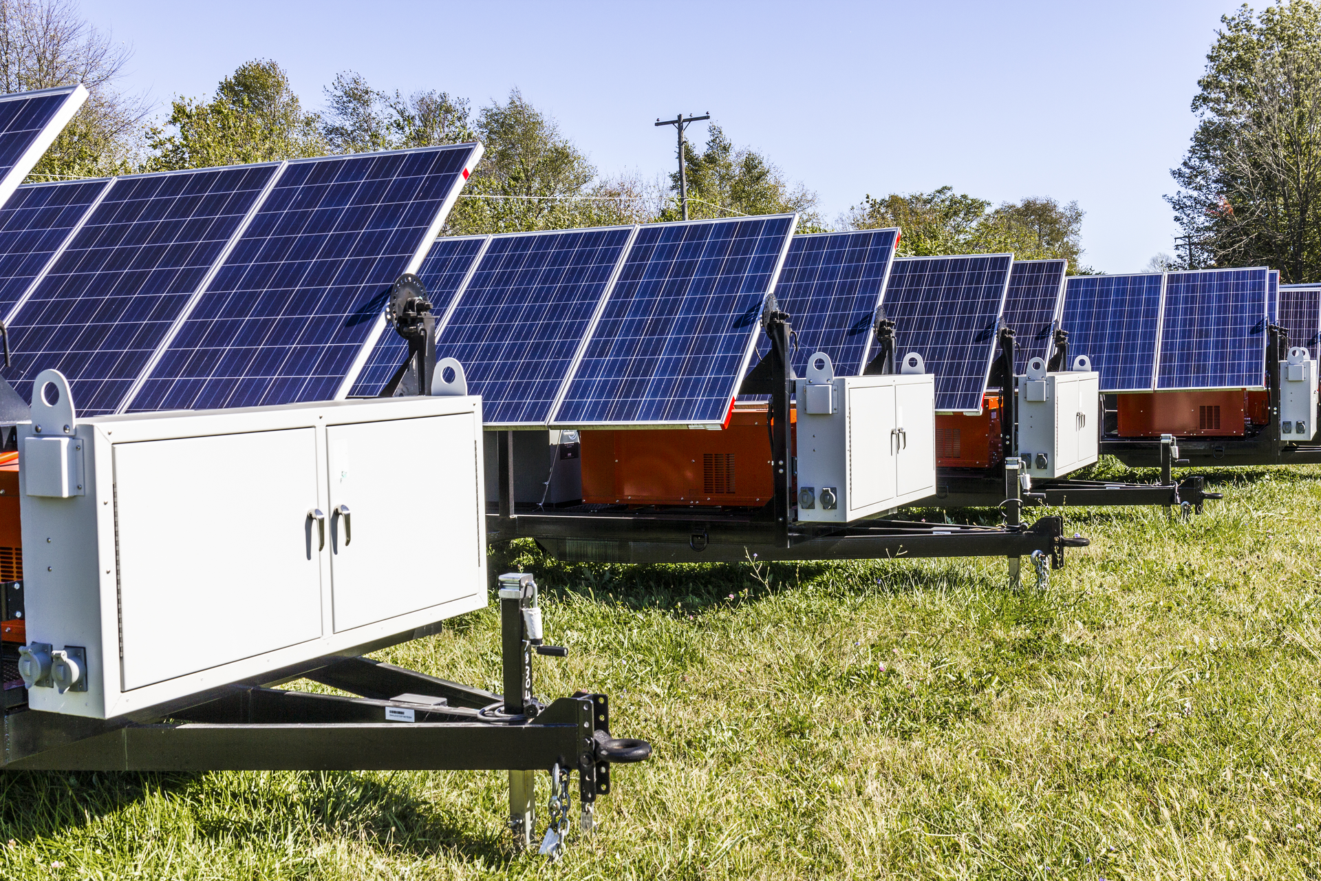 Rapidly deployable solar microgrids for lower power applications ...